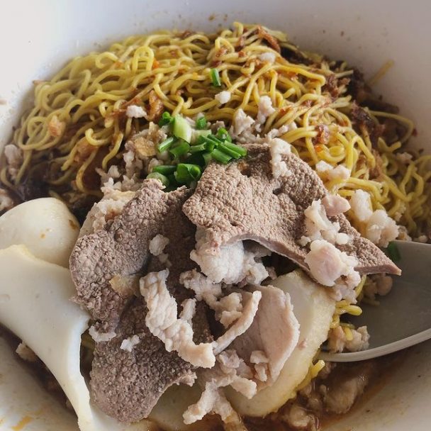 宏茂桥最棒的肉脞面+干捞面"永薪", 常常下午1:30 就卖光回家啦~ - FoodieSG