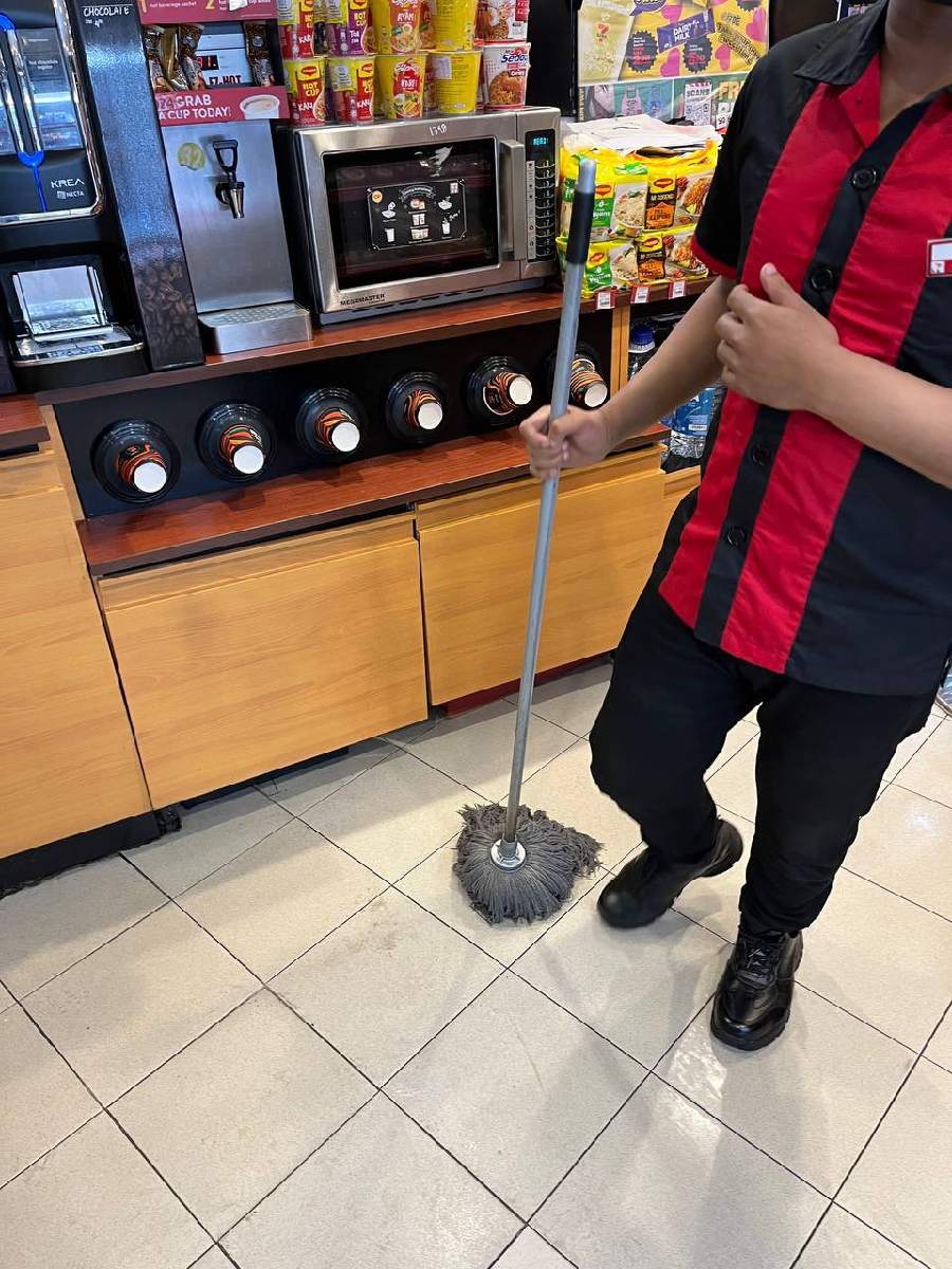 7-11员工用拖把洗微波炉, 被停职 - FoodieSG