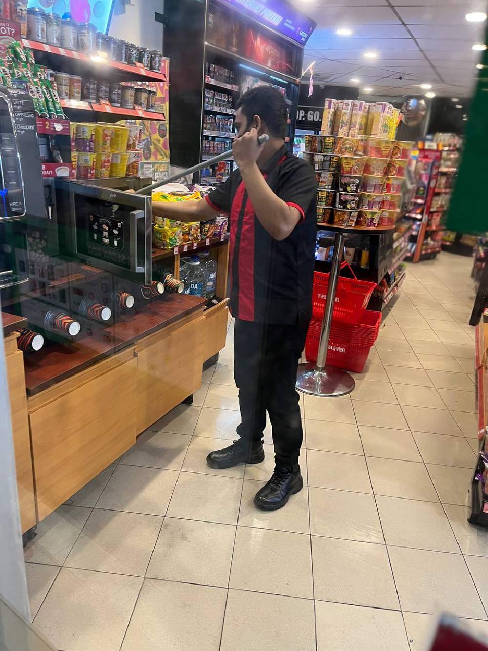 7-11员工用拖把洗微波炉, 被停职 - FoodieSG