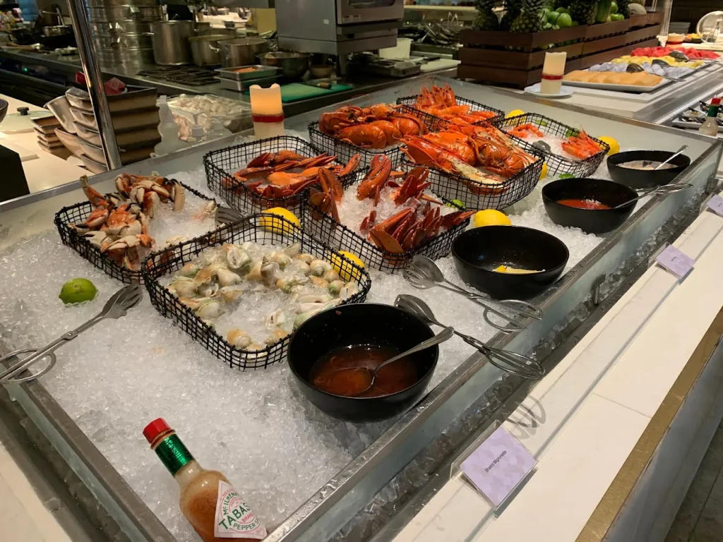 乌节路五星酒店Crossroads Café海鲜自助餐：每人只需$32.50++！ - FoodieSG