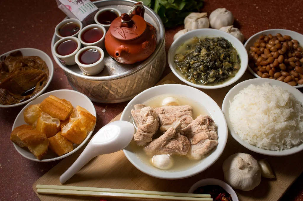 放弃银行高薪！转行卖肉骨茶, 一卖就是30年 - FoodieSG