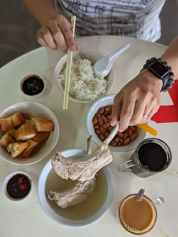 放弃银行高薪！转行卖肉骨茶, 一卖就是30年 - FoodieSG