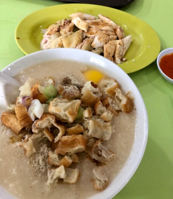 德明熟食中心里的活招牌“荣记鸡饭” - FoodieSG