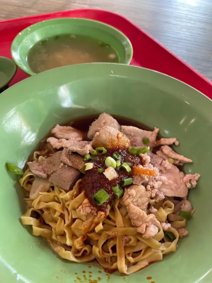 新加坡国民美食之一：肉脞面 - FoodieSG