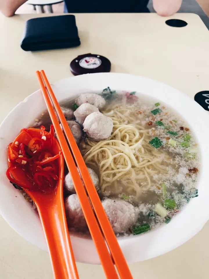 新加坡国民美食之一：肉脞面 - FoodieSG