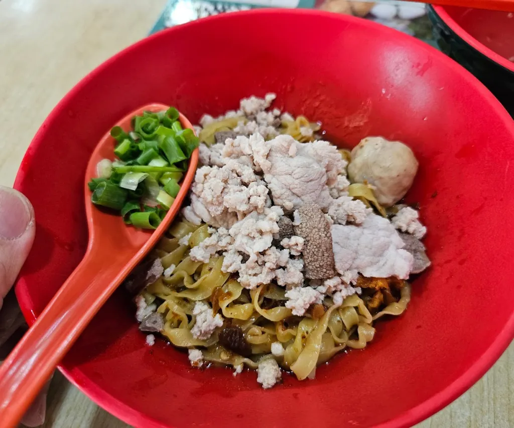 新加坡国民美食之一：肉脞面 - FoodieSG