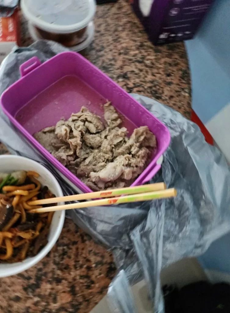 新加坡顾客投诉：$1,880的月子餐有昆虫 - FoodieSG