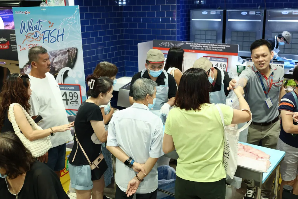 印尼捕获巨型石斑鱼！宏茂桥FairPrice现场切割 - FoodieSG