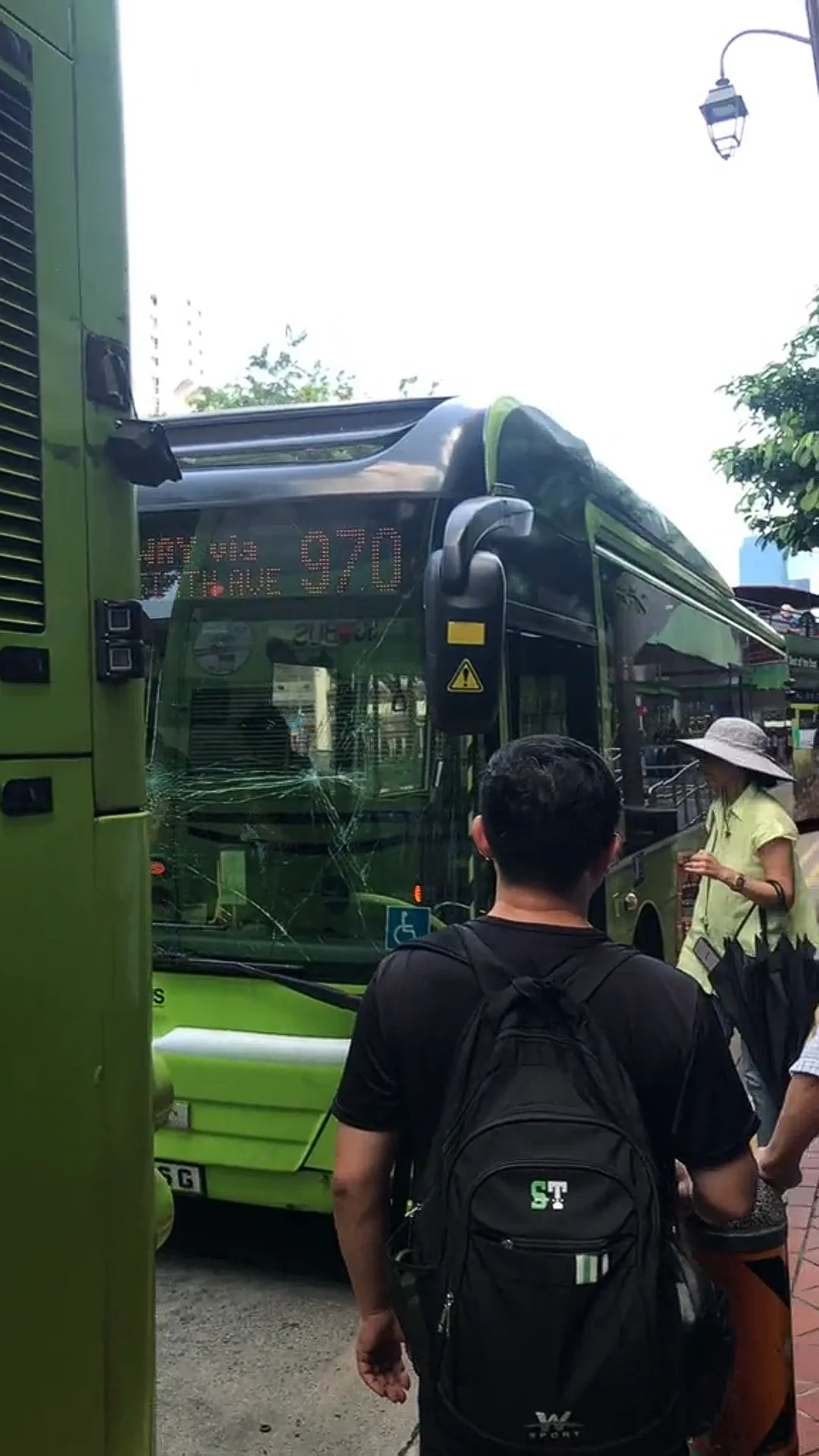 SMRT与Tower Transit巴士相撞！ 86岁老妇送医 - FoodieSG