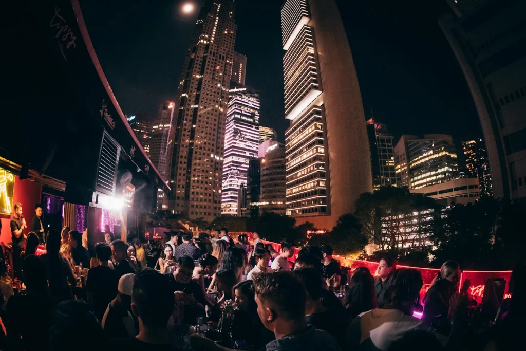 挑战视觉与味觉！新加坡必去屋顶酒吧推荐 - FoodieSG